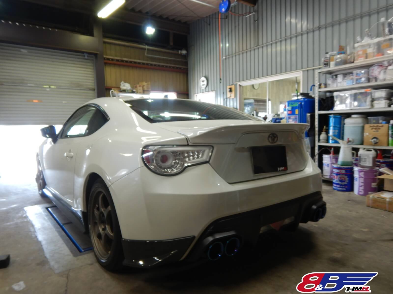 ホワイトの86(ZN6)のTRDトランクスポイラーをTRUSTスタンダードウイングへ交換！ – 8&B HMR